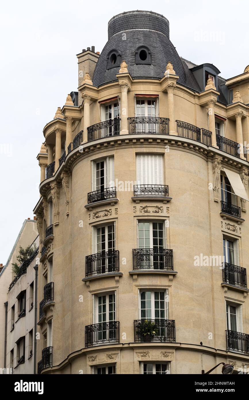 Paris building corner balcony view hi-res stock photography and images ...