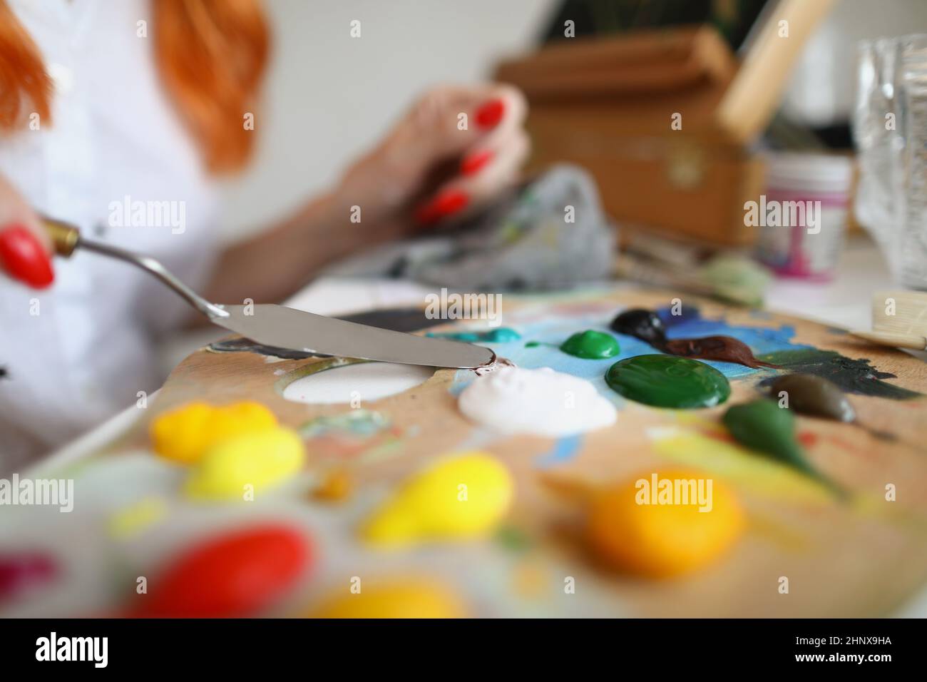 Holding paint pallet hi-res stock photography and images - Alamy