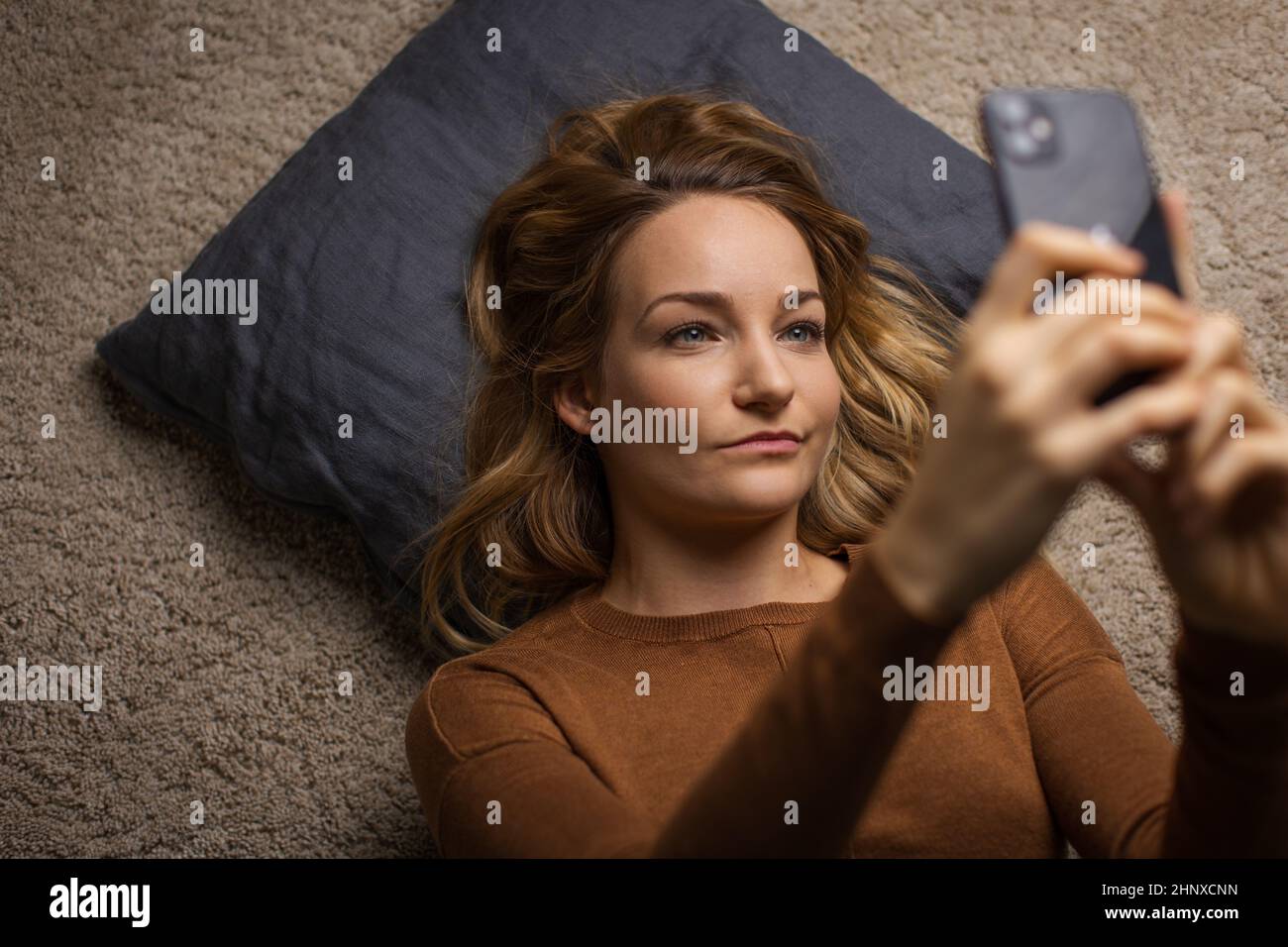 Vlogging pretty hi-res stock photography and images - Alamy