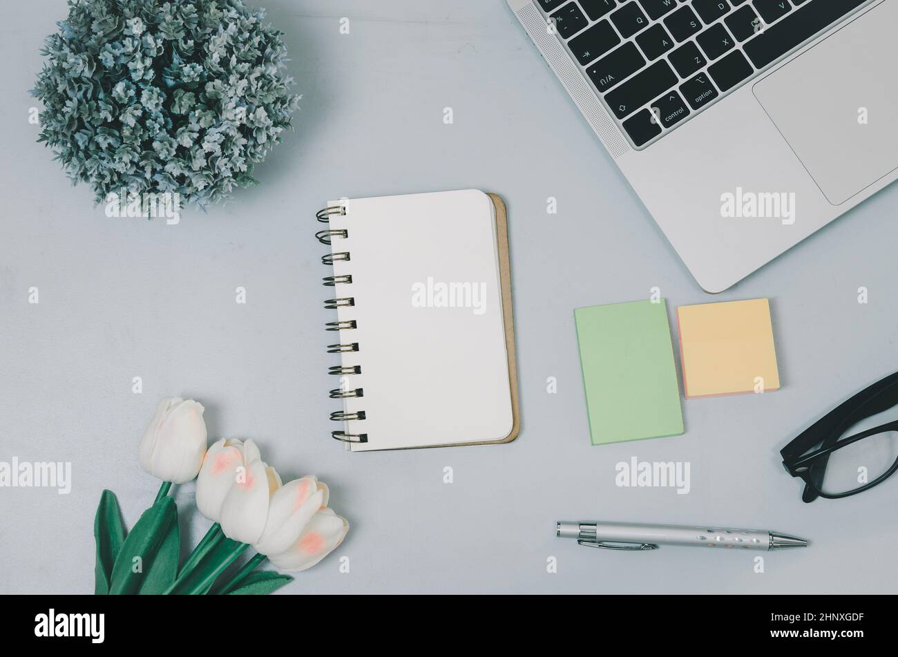 Top view computer laptop blank notepad flower and pen on desk. flat lay ...