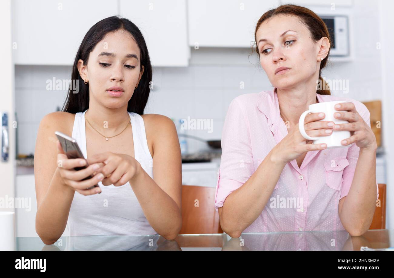 Angry mother with daughter Stock Photo - Alamy