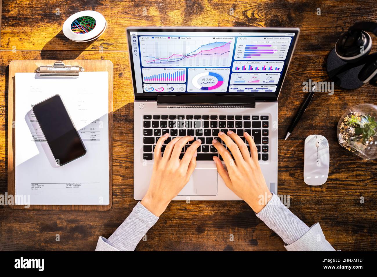 African American Data Analyst Using Data Analytics KPI Dashboard Stock ...