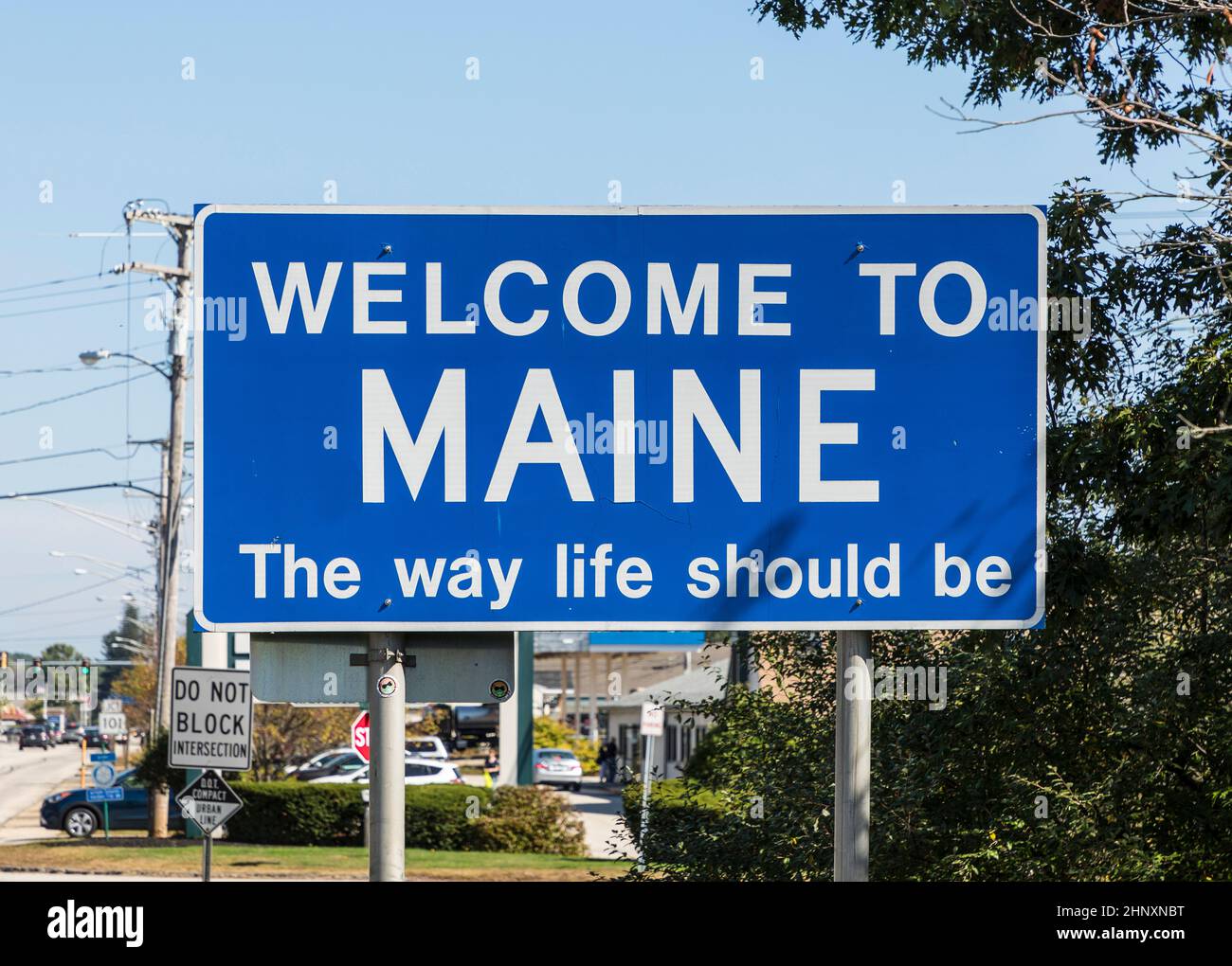 state sign maine at the highway with welcome greeting Stock Photo - Alamy