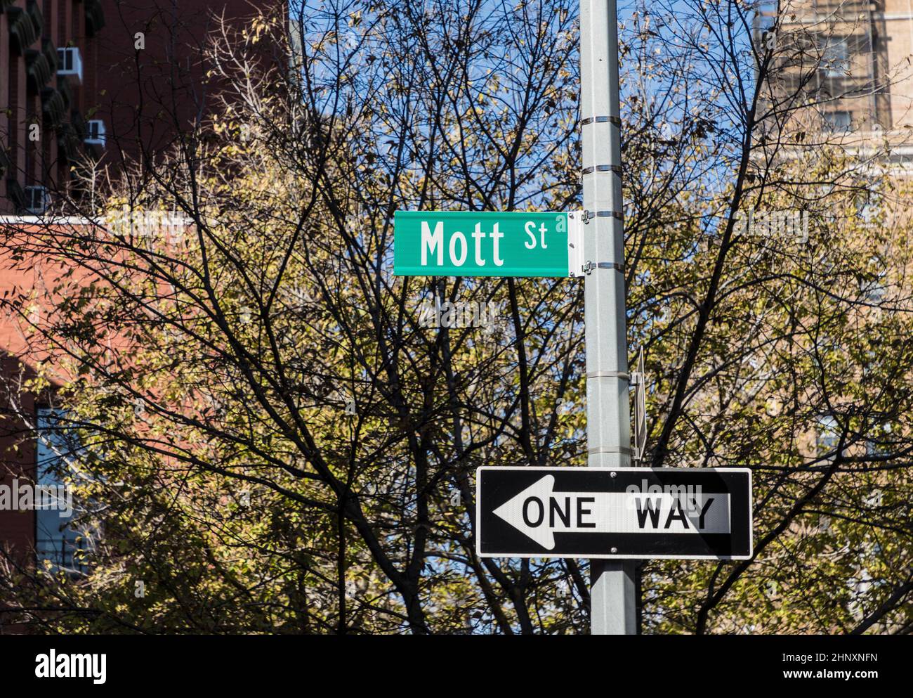 street sign Mott street at a crossing in Manhattan Stock Photo - Alamy