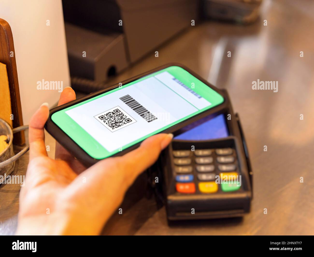 customer using wireless or contactless payment of a smart phone Stock ...