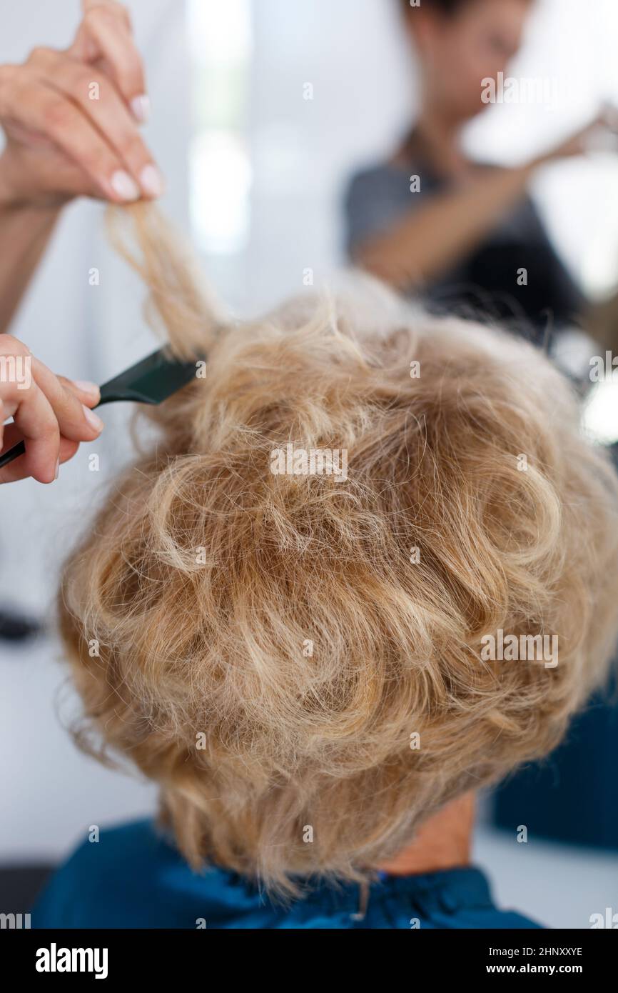 Hands of hairdresser making hairstyle for female Stock Photo - Alamy