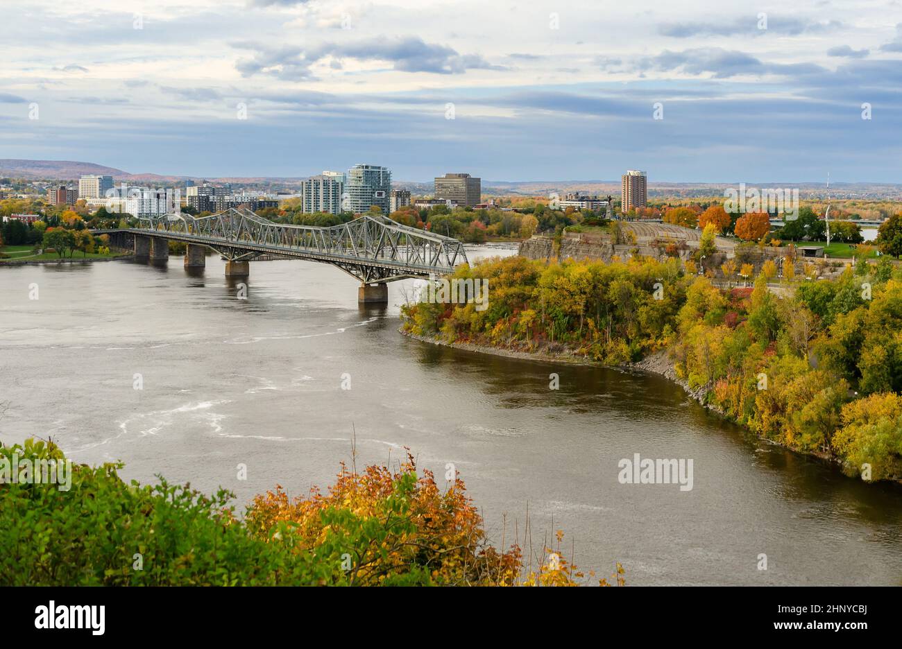 Autumn view of Ottawa River and Alexandra Bridge in Ottawa, Canada ...