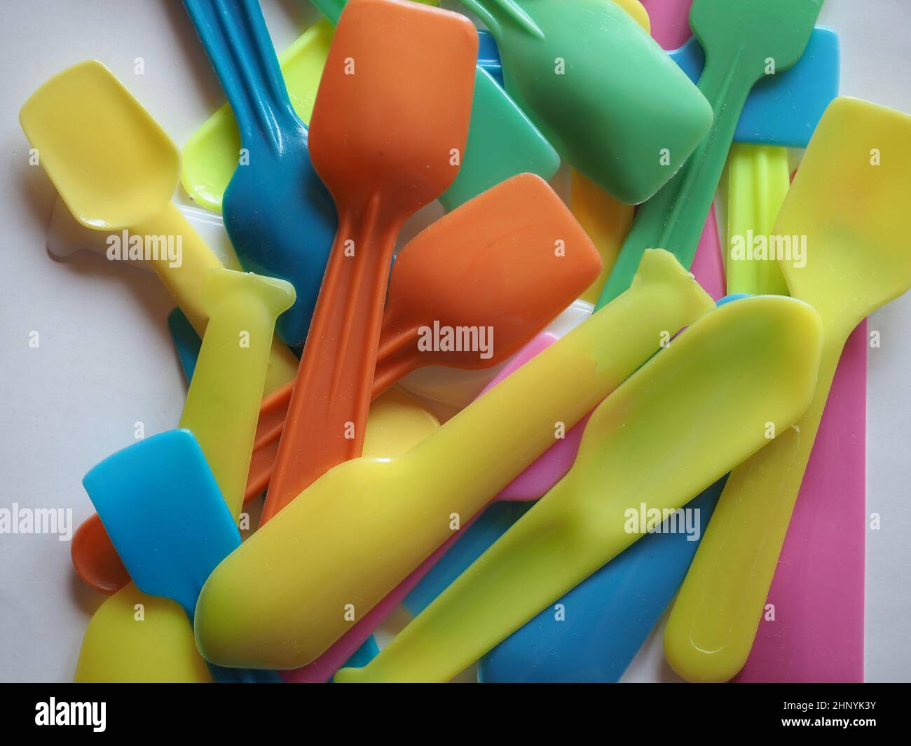 heap of disposable single use plastic spoons Stock Photo - Alamy