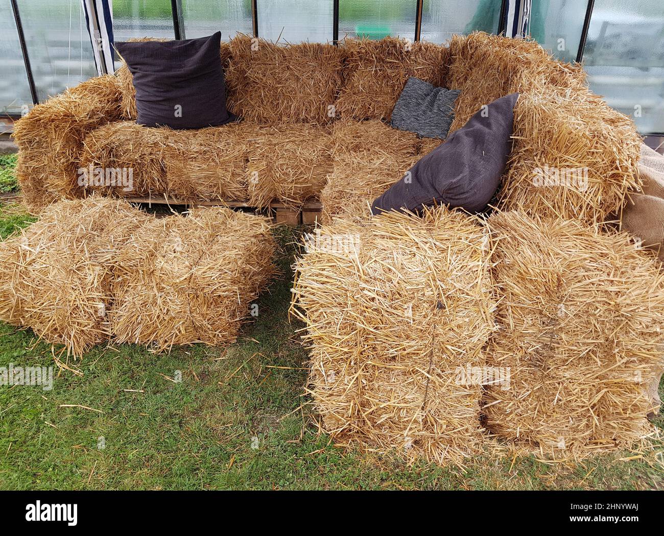 Strohbank aus Stroh, ist eine aussergewoehnliche Sitzecke. Straw bench ...
