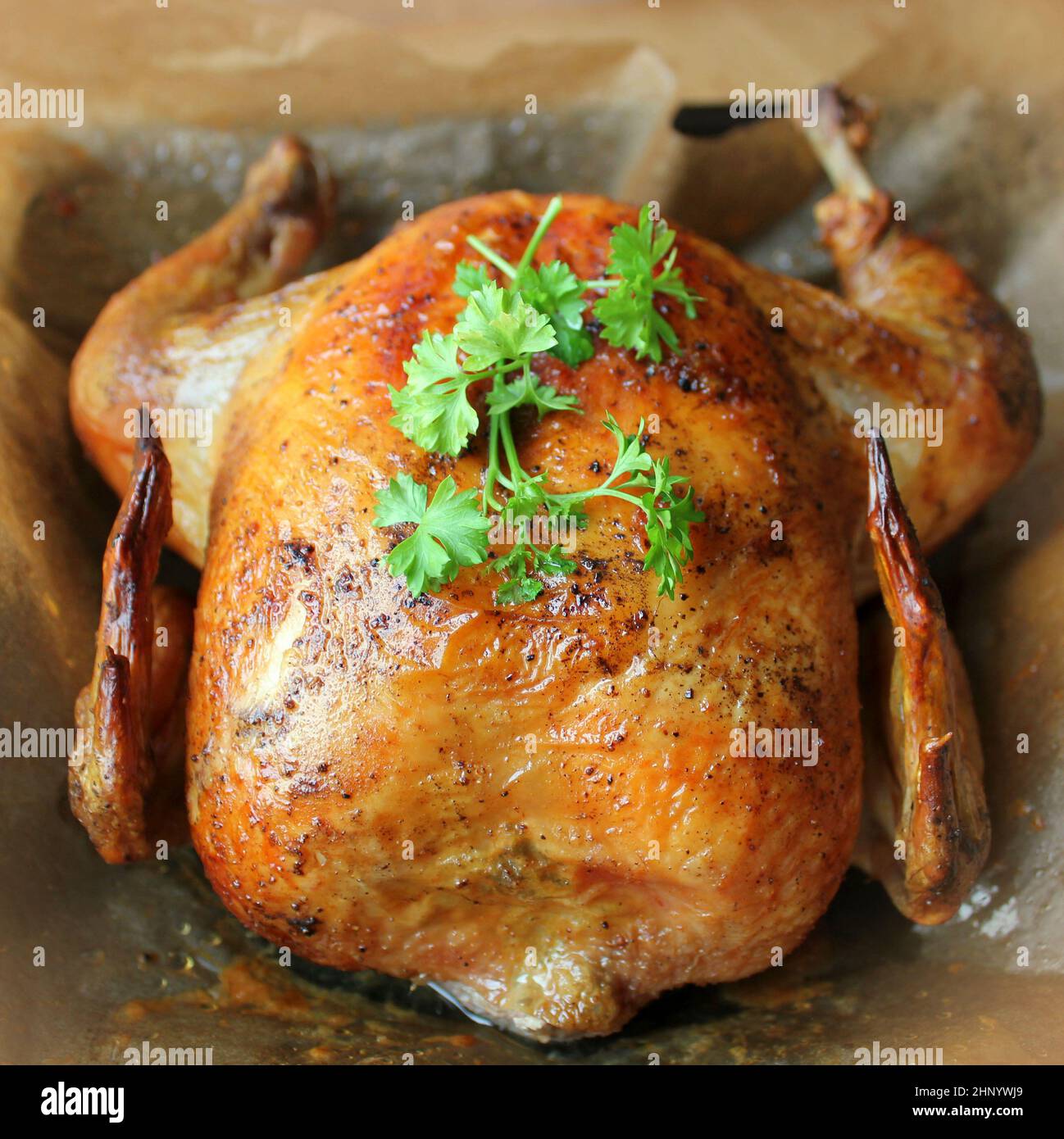 Whole roasted chicken on cooking pan Stock Photo - Alamy