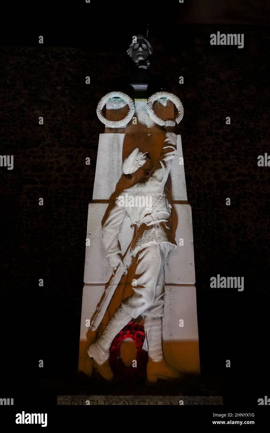 Edith Cavell Memorial, Tombland, night Stock Photo - Alamy