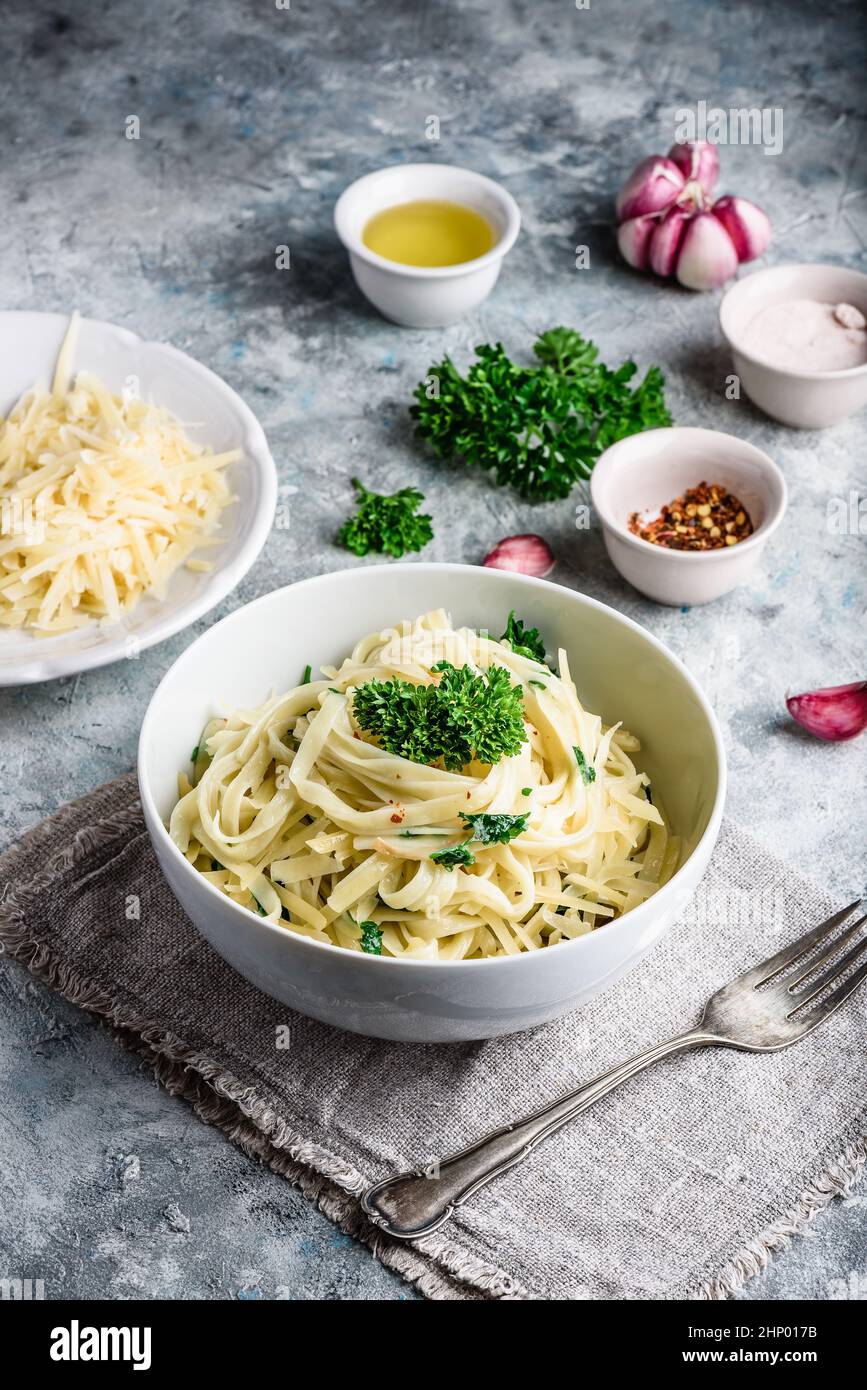 Easy lunch recipe. Linguine pasta with olive oil, garlic, fresh parsley ...