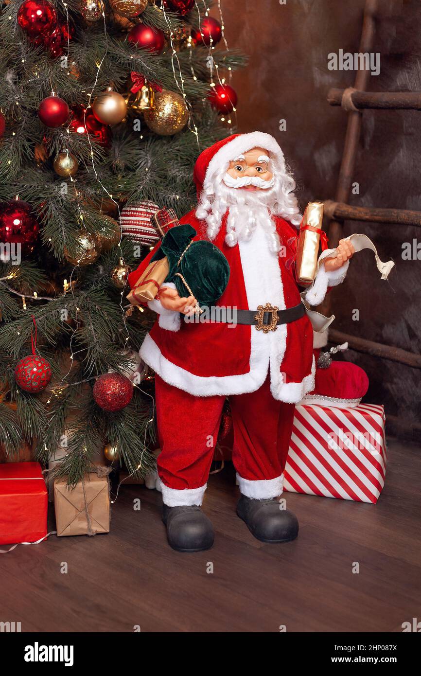 Santa claus wooden statue hi-res stock photography and images - Alamy