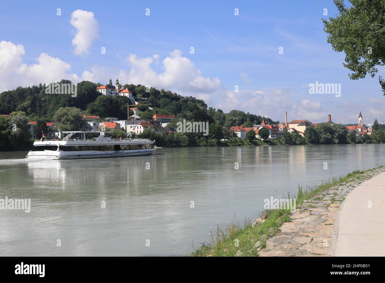 Fluss Inn bei Passau. Im Hintergrund der Stadtteil Innstadt mit der ...
