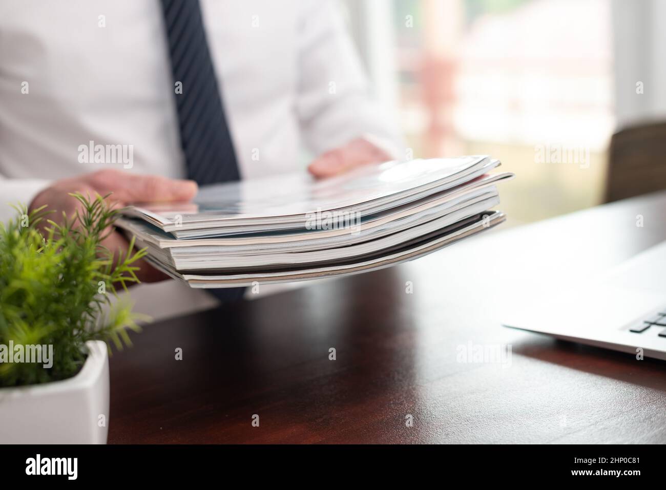 Holding magazines hi-res stock photography and images - Alamy