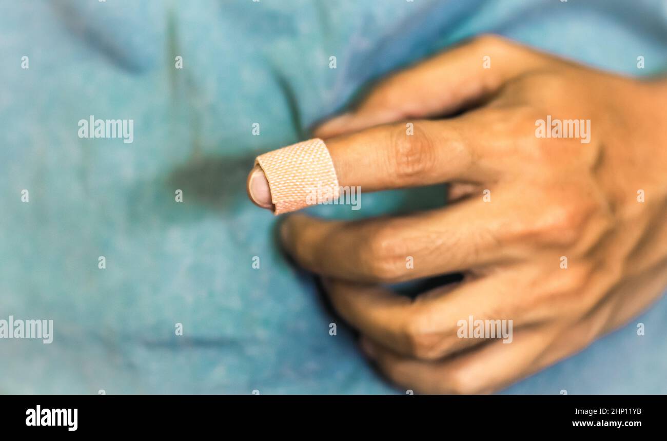 Finger fracture first aid hi-res stock photography and images - Alamy
