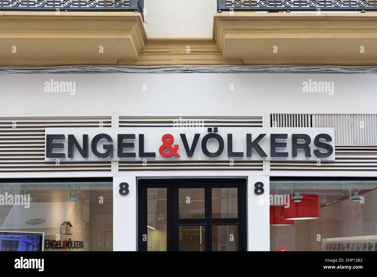 Luxury real estate logo hi-res stock photography and images - Alamy