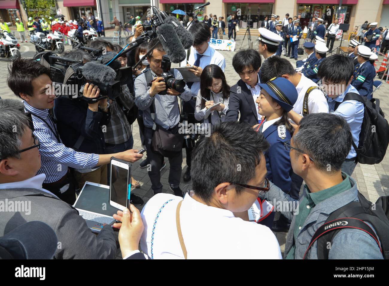 Japanese figure skater, Kaori Sakamoto, became a police chief for a day ...