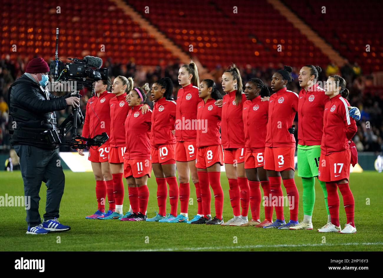 Soccer players line up women hi-res stock photography and images - Alamy
