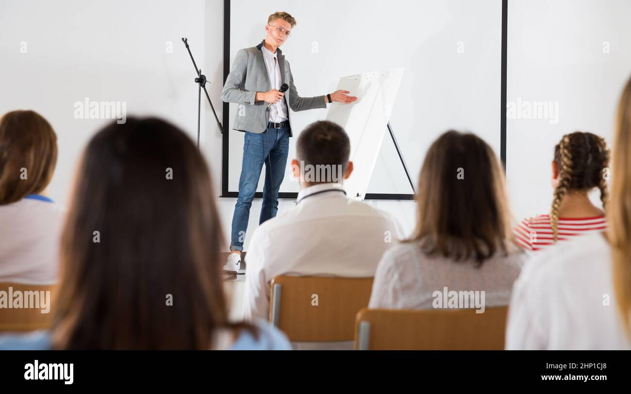 Male coach giving presentation Stock Photo - Alamy Male coach giving presentation Stock Photo - Alamy