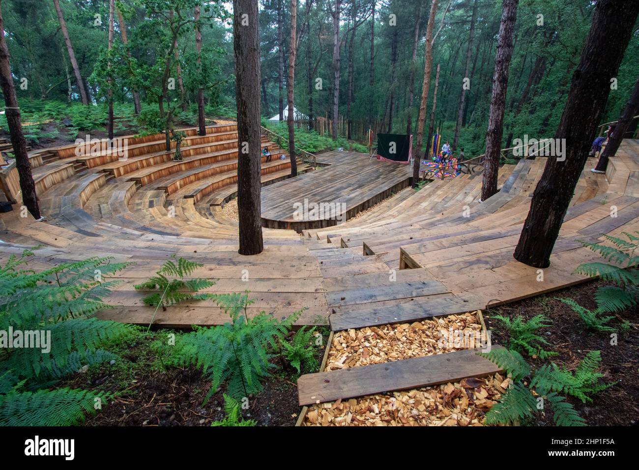 Seating around tree hi-res stock photography and images - Alamy