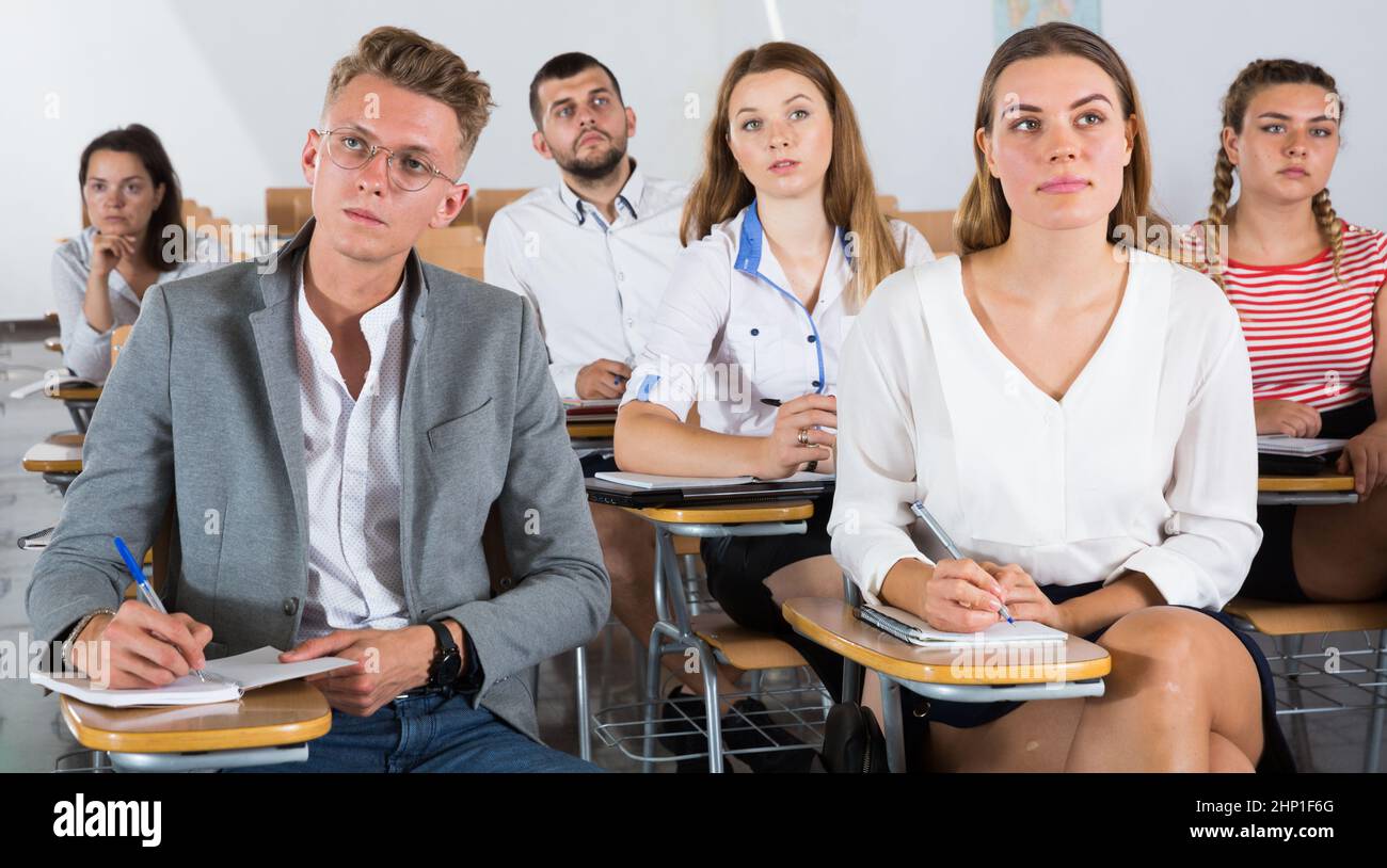 Group of people in lecture hall Stock Photo - Alamy
