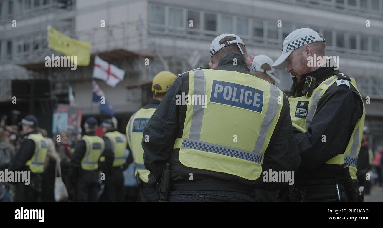 Police officers talking hi-res stock photography and images - Alamy
