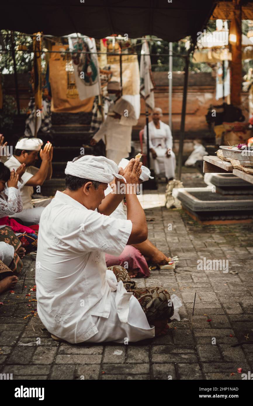 People praying at Hindu Temple in Bali Stock Photo - Alamy
