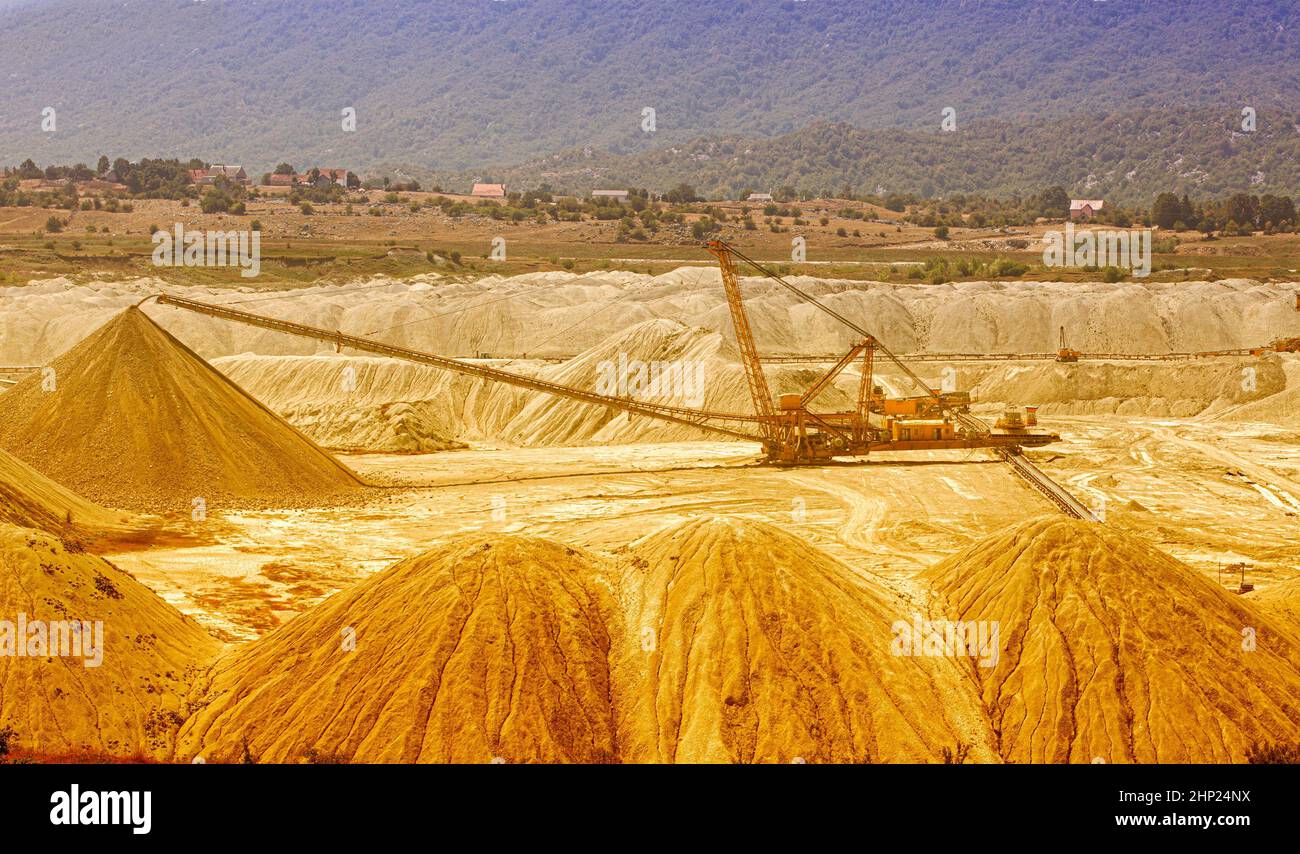 The own coal open pit landscape with enormous digging excavator Stock ...