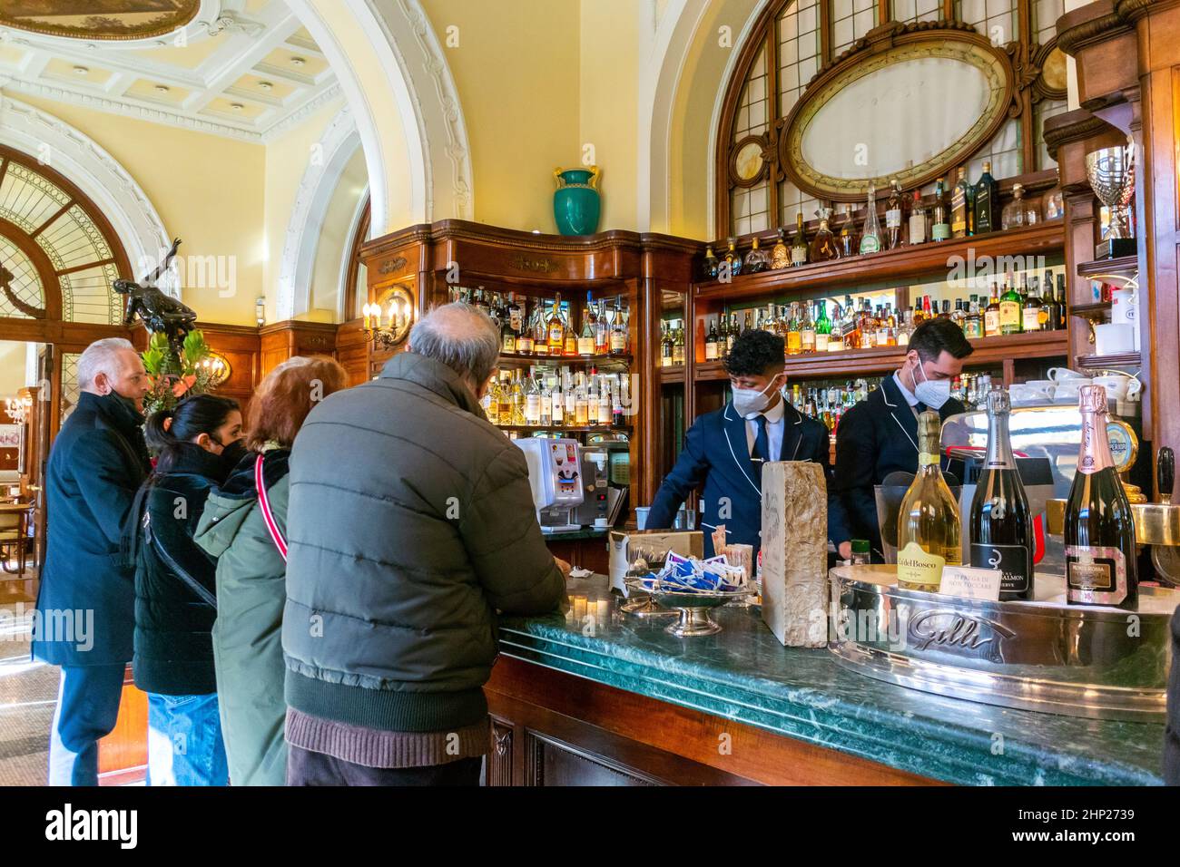 Restaurant busy romantic interior hi-res stock photography and images ...