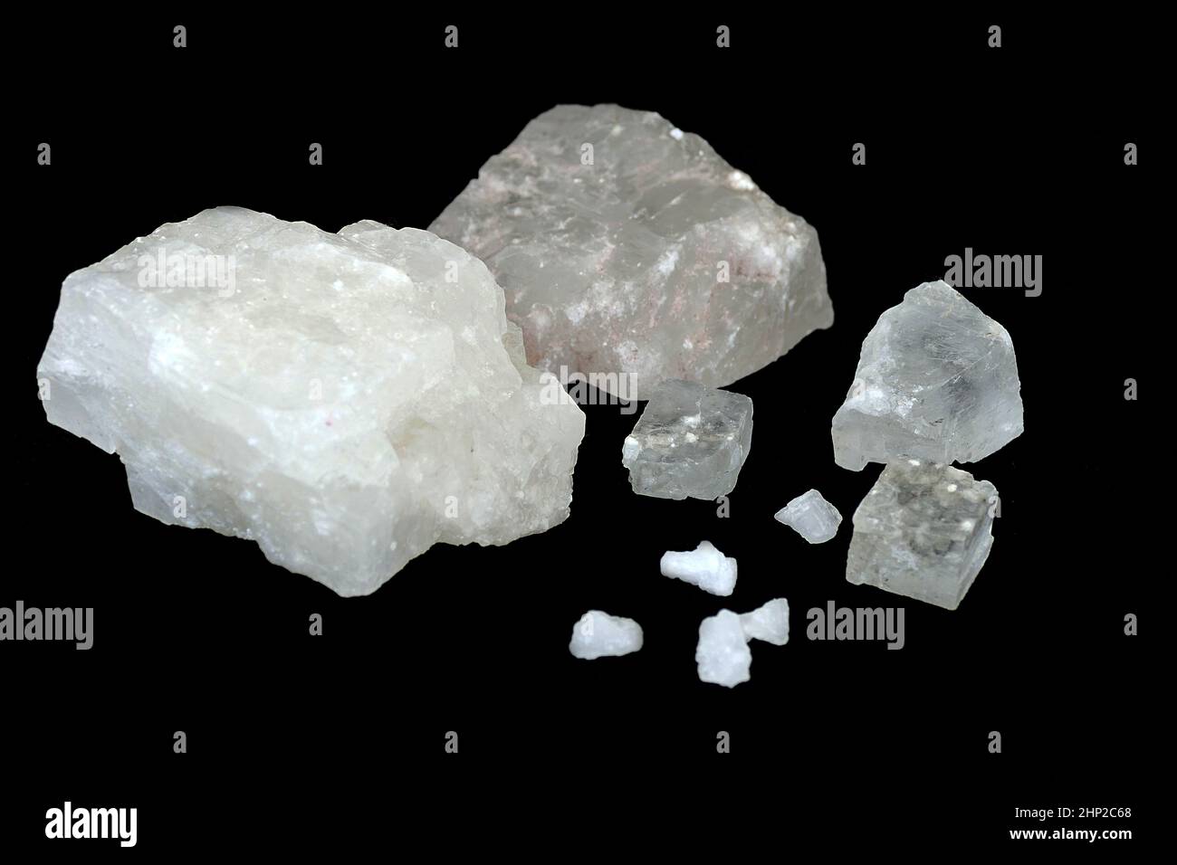 granulated and powdered rock salt, close-up chunks of rock salt Stock ...