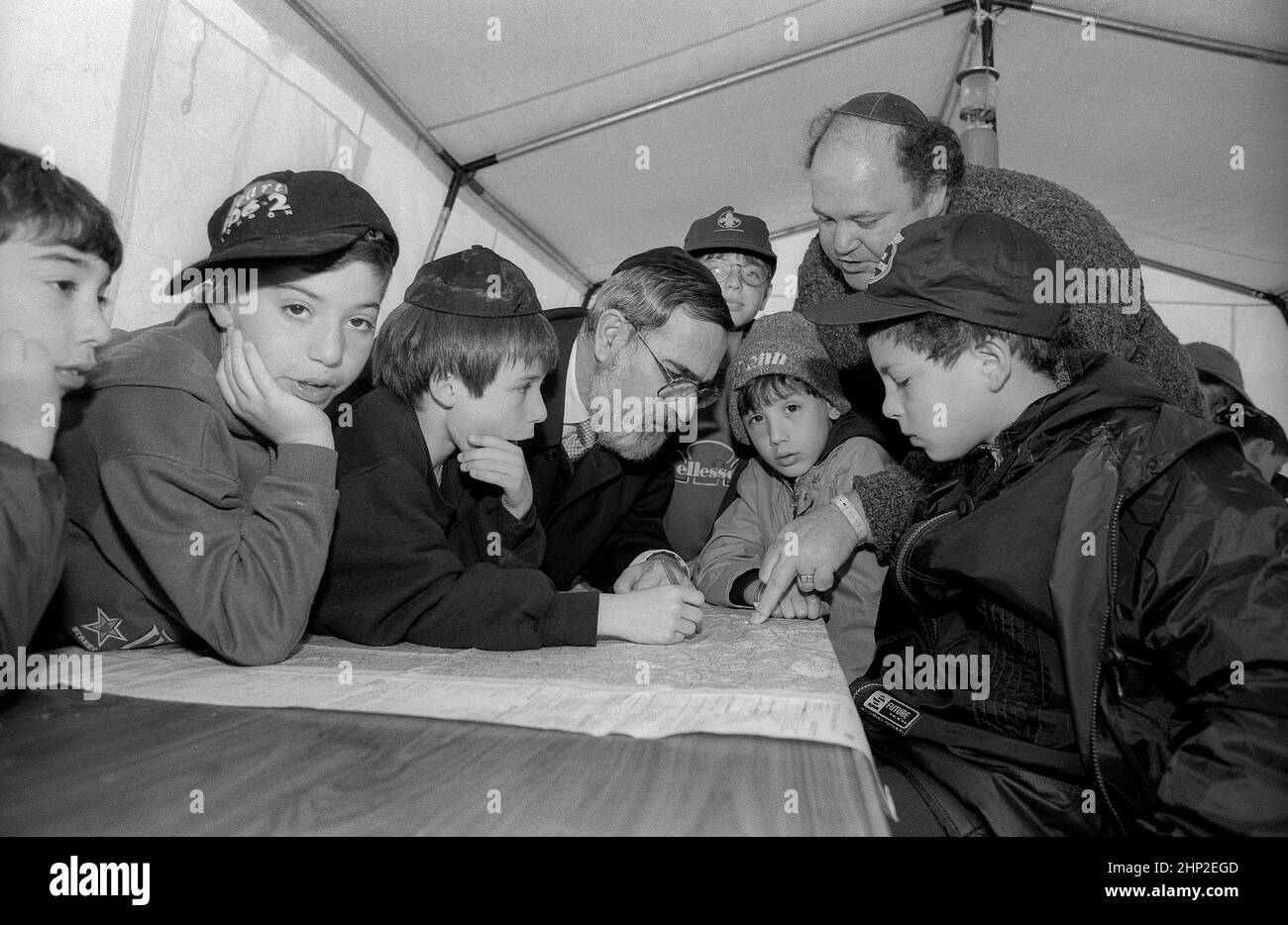 The Chief Rabbi Jonathan Sacks meeting Jewish cubs & scouts doing ...