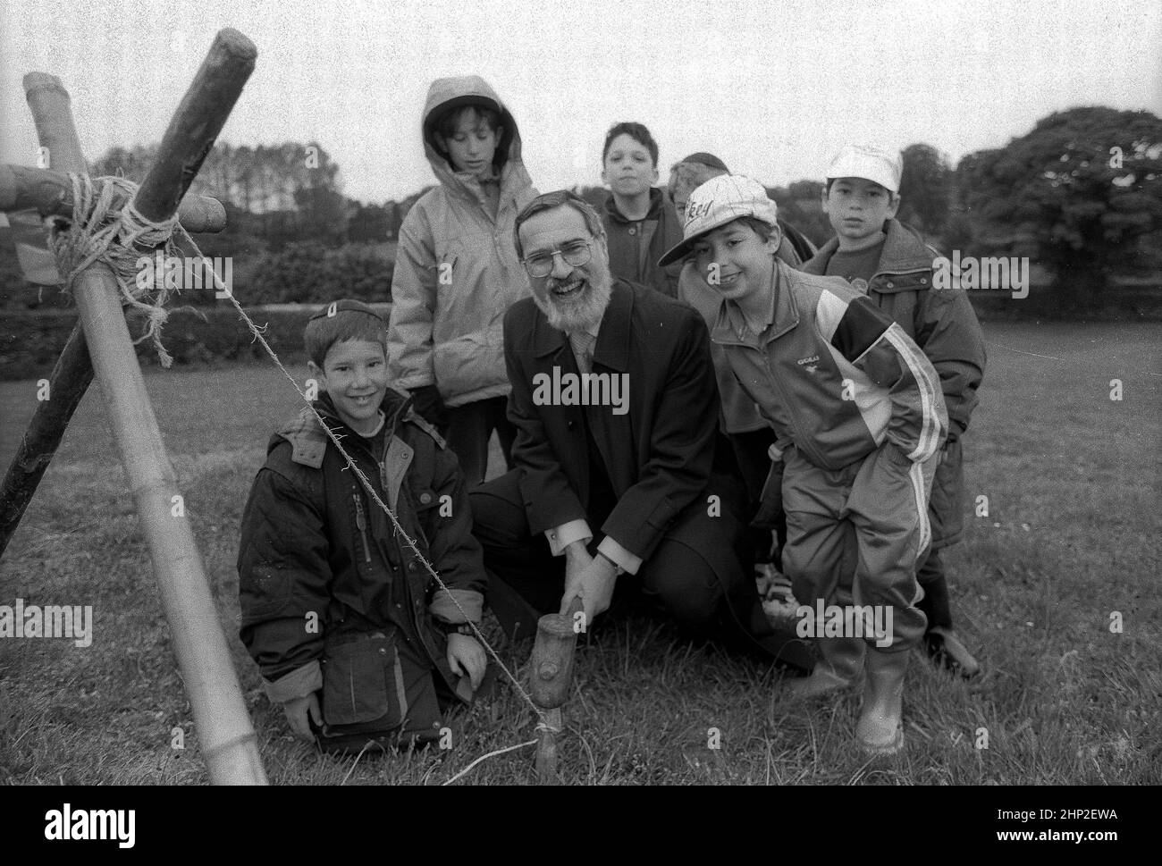 The Chief Rabbi Jonathan Sacks meeting Jewish cubs & scouts doing ...
