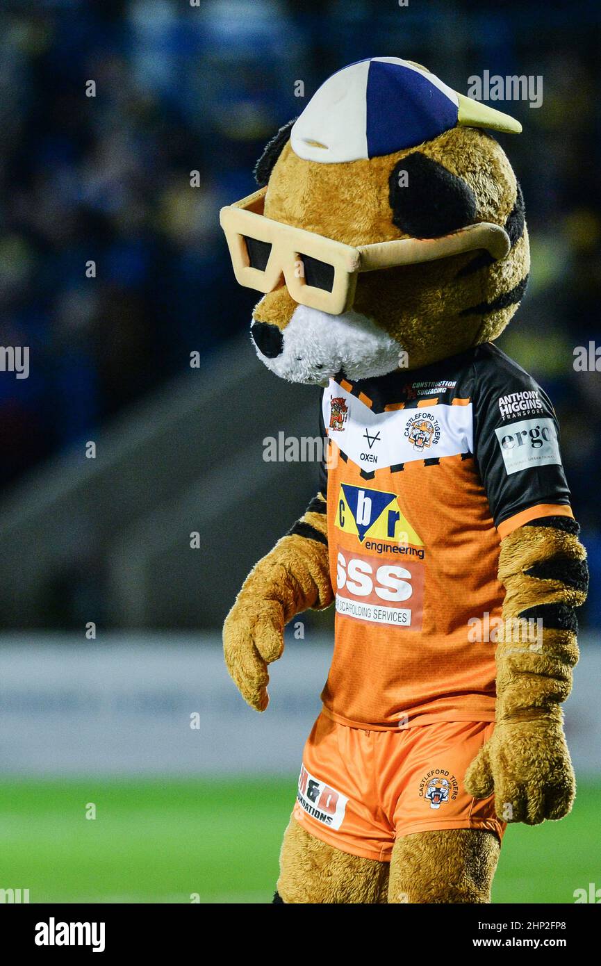 Warrington rugby league mascot hi-res stock photography and images - Alamy