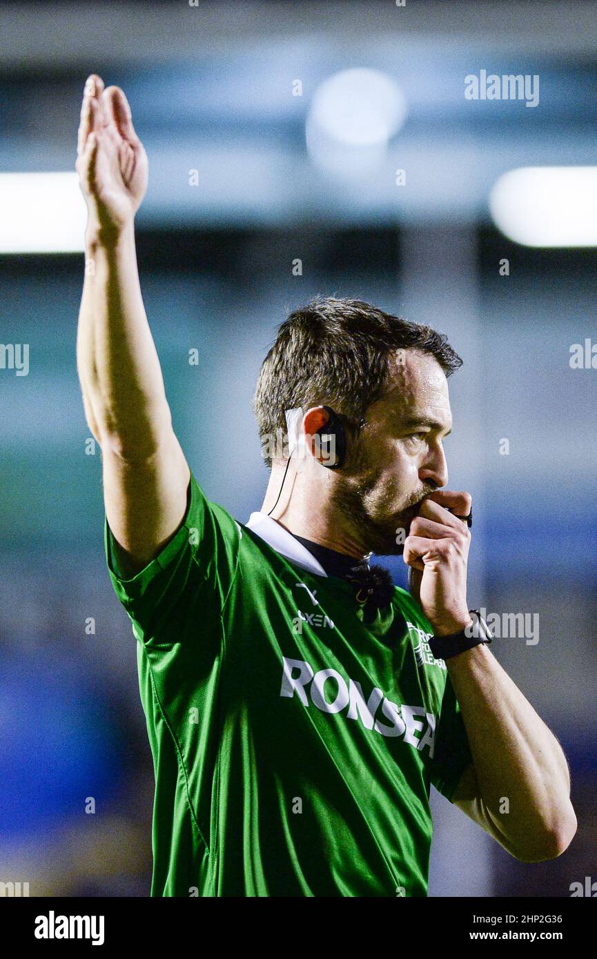 James jones referee hi-res stock photography and images - Alamy