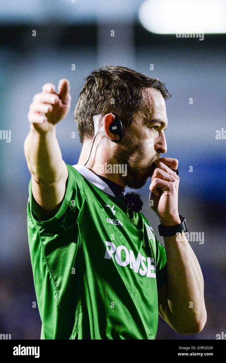 James jones referee hi-res stock photography and images - Alamy