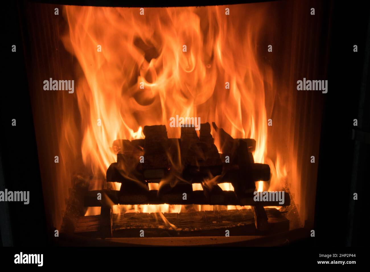 Holzofen feuer hi-res stock photography and images - Alamy
