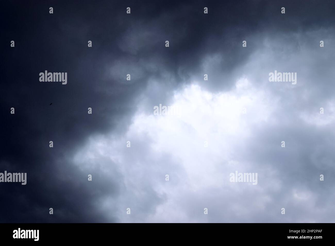 Stunning dark cloud formations in the sky right before a thunderstorm ...