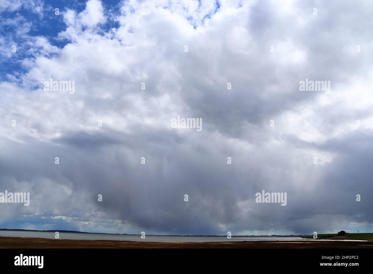 Stunning dark cloud formations in the sky right before a thunderstorm ...