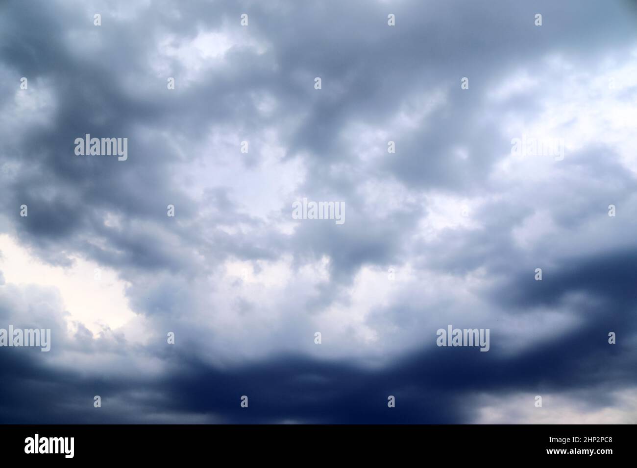 Stunning dark cloud formations in the sky right before a thunderstorm ...