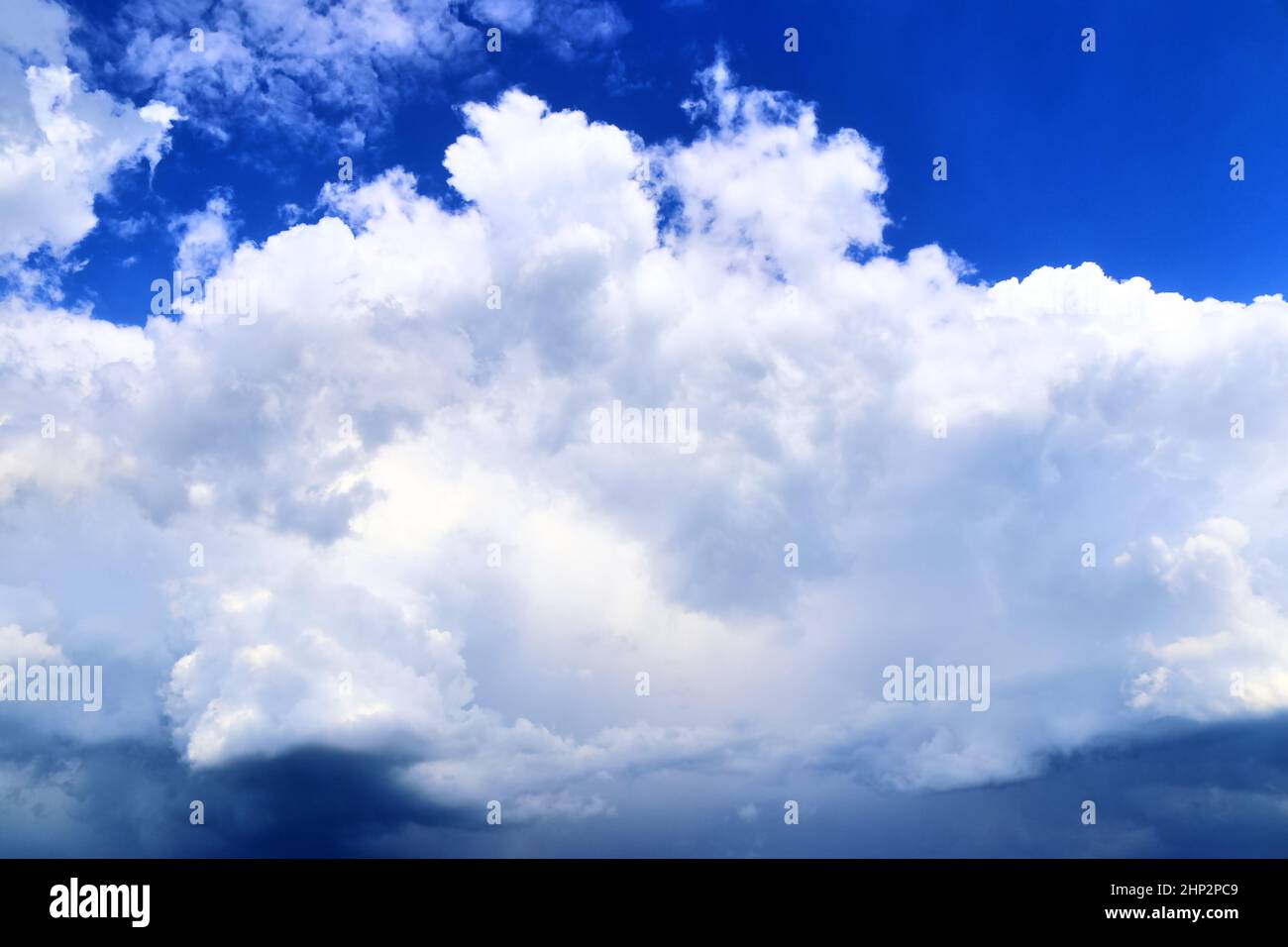 Stunning dark cloud formations in the sky right before a thunderstorm ...