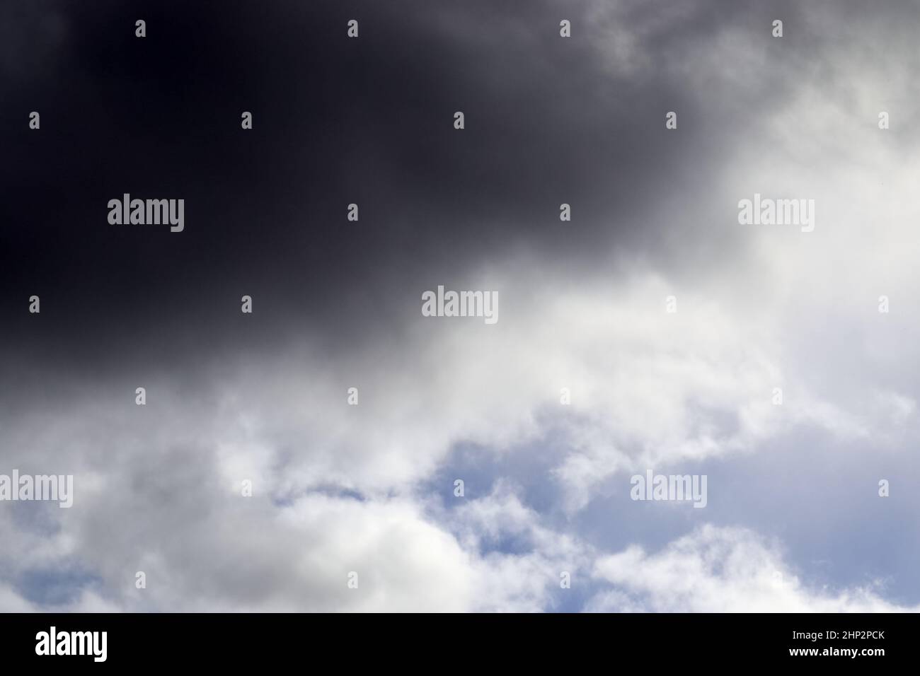 Stunning dark cloud formations in the sky right before a thunderstorm ...