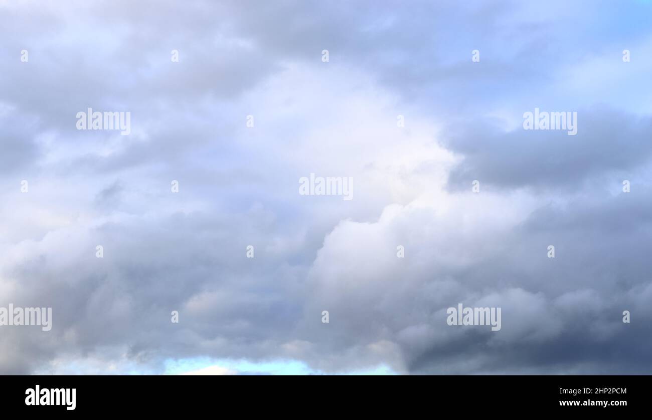 Stunning dark cloud formations in the sky right before a thunderstorm ...