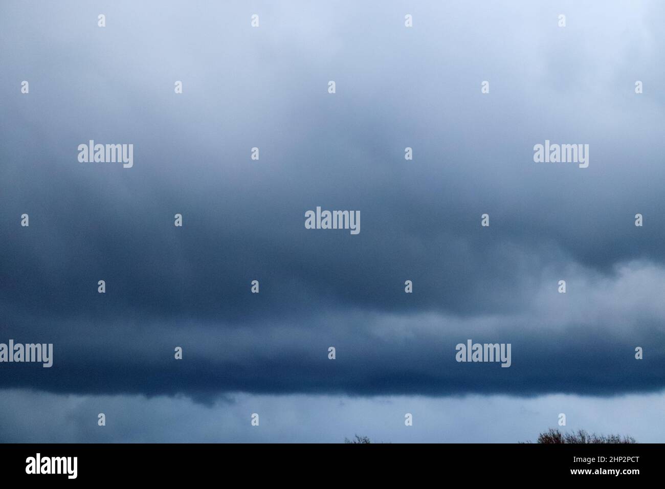 Stunning dark cloud formations in the sky right before a thunderstorm ...