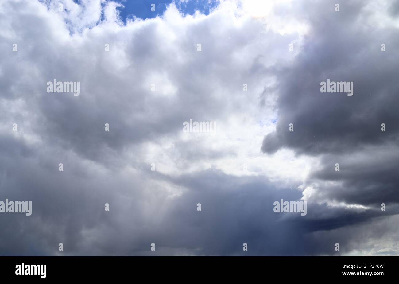 Stunning dark cloud formations in the sky right before a thunderstorm ...