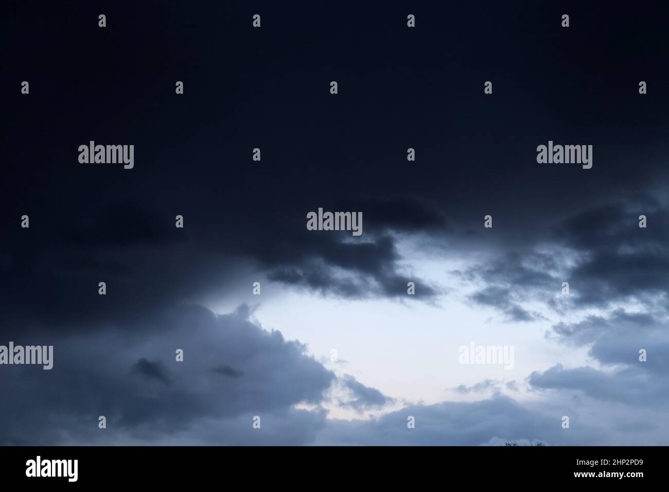 Stunning dark cloud formations in the sky right before a thunderstorm ...