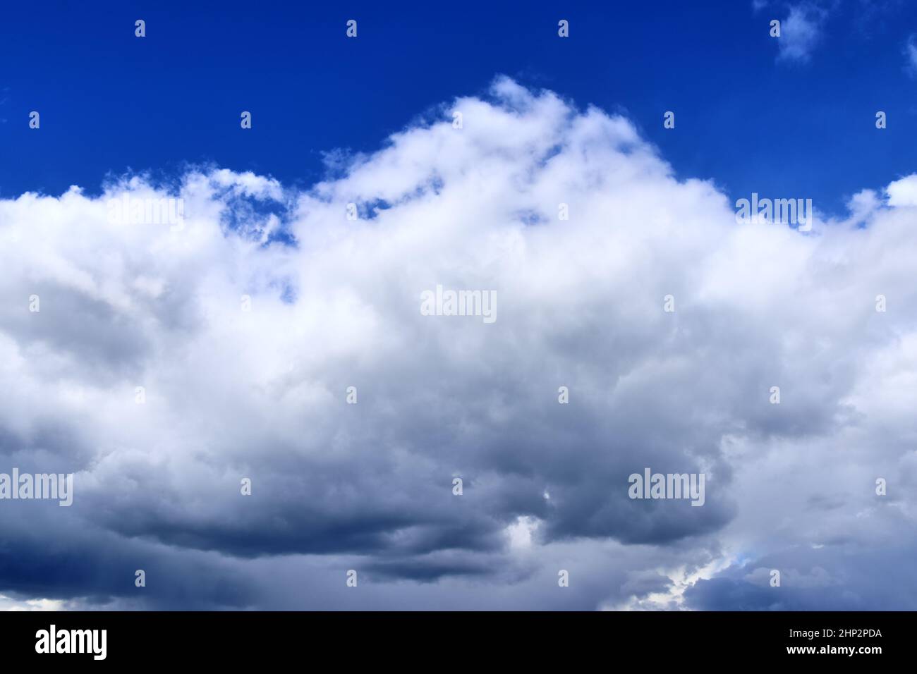 Stunning dark cloud formations in the sky right before a thunderstorm ...