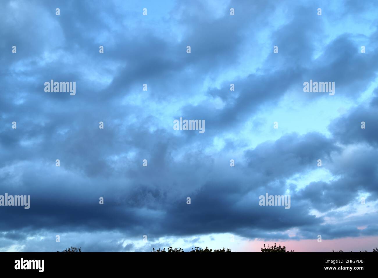 Stunning dark cloud formations in the sky right before a thunderstorm ...