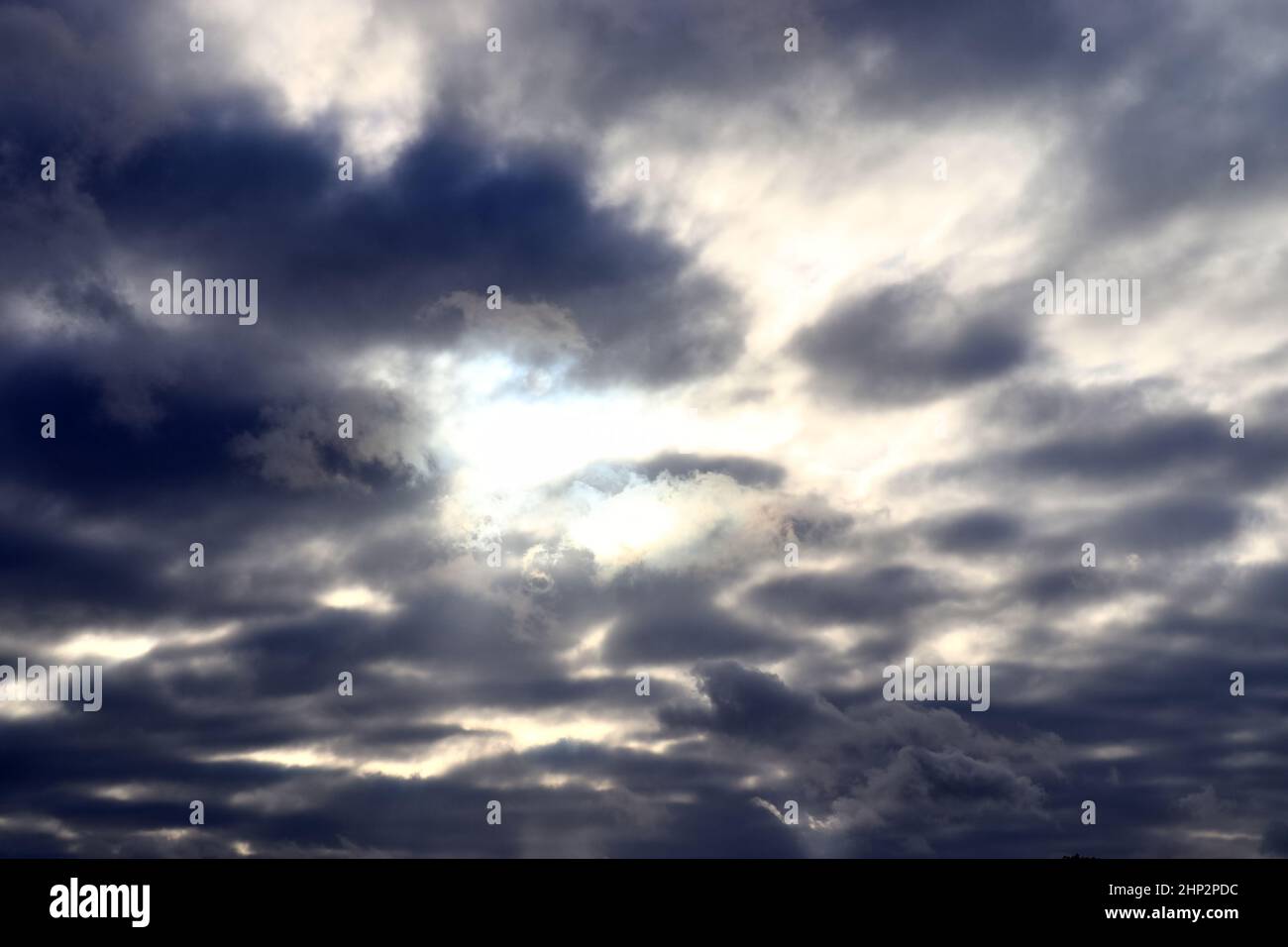 Stunning dark cloud formations in the sky right before a thunderstorm ...
