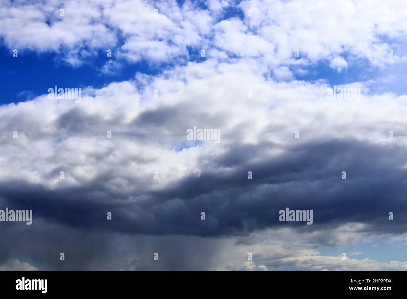 Stunning dark cloud formations in the sky right before a thunderstorm ...